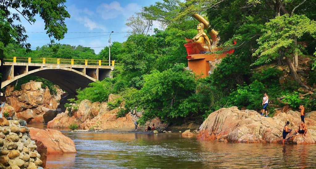 Hayden panettiere she is very sweet and sports a girl next